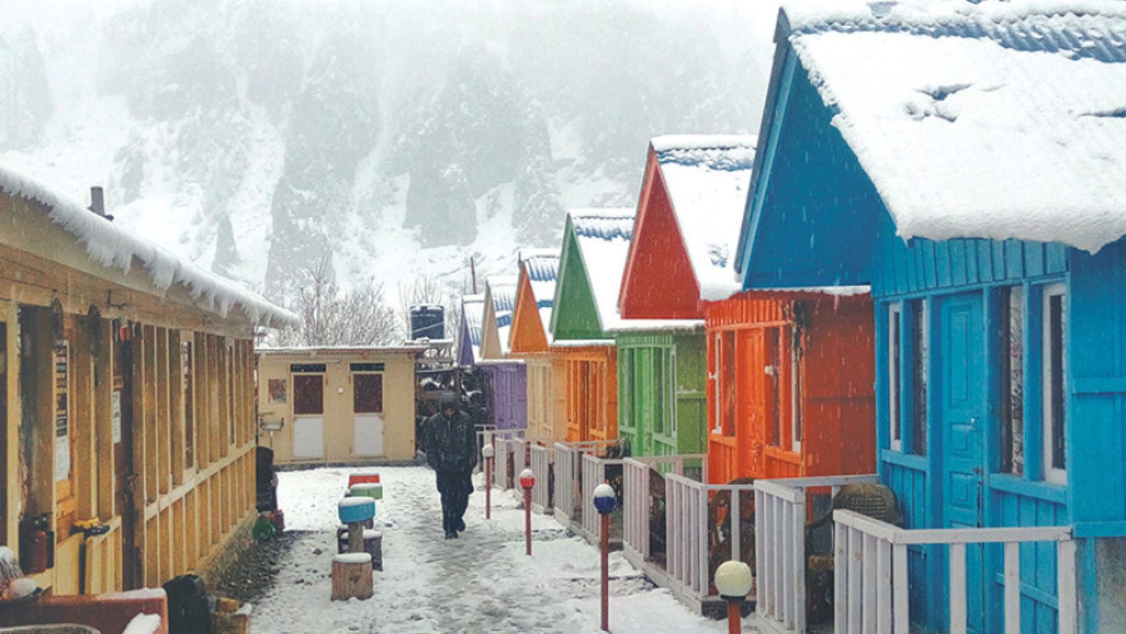 “Manang District Blanketed in Heavy Snowfall, Hindering Daily Life ...